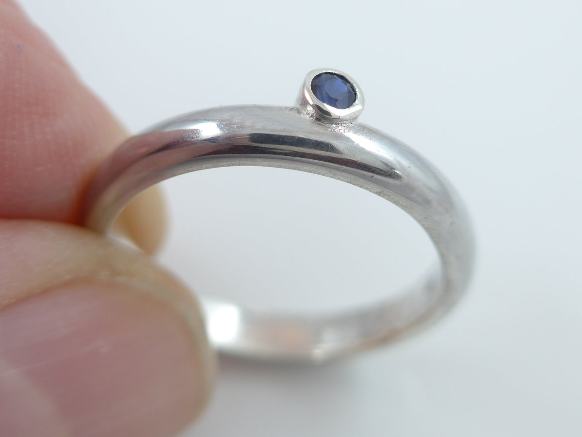 Strakke zilveren ring met blauwe Saffier – TreesJewel
